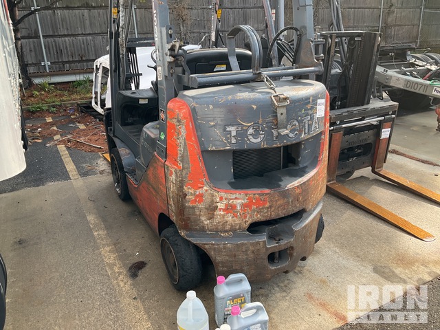 2011 Toyota 8FGCU20 4000 lb LPG Pneumatic Tire Forklift (Inoperable) in ...