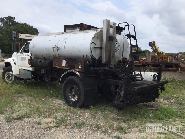 Etnyre 2000 gal on Ford F800 4x2 Asphalt Distributor Truck in Beaumont ...