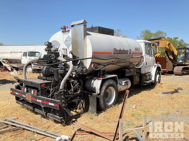 1999 Rosco Maximizer 1900 gal on 1999 Freightliner FL-70 4x2 Asphalt ...