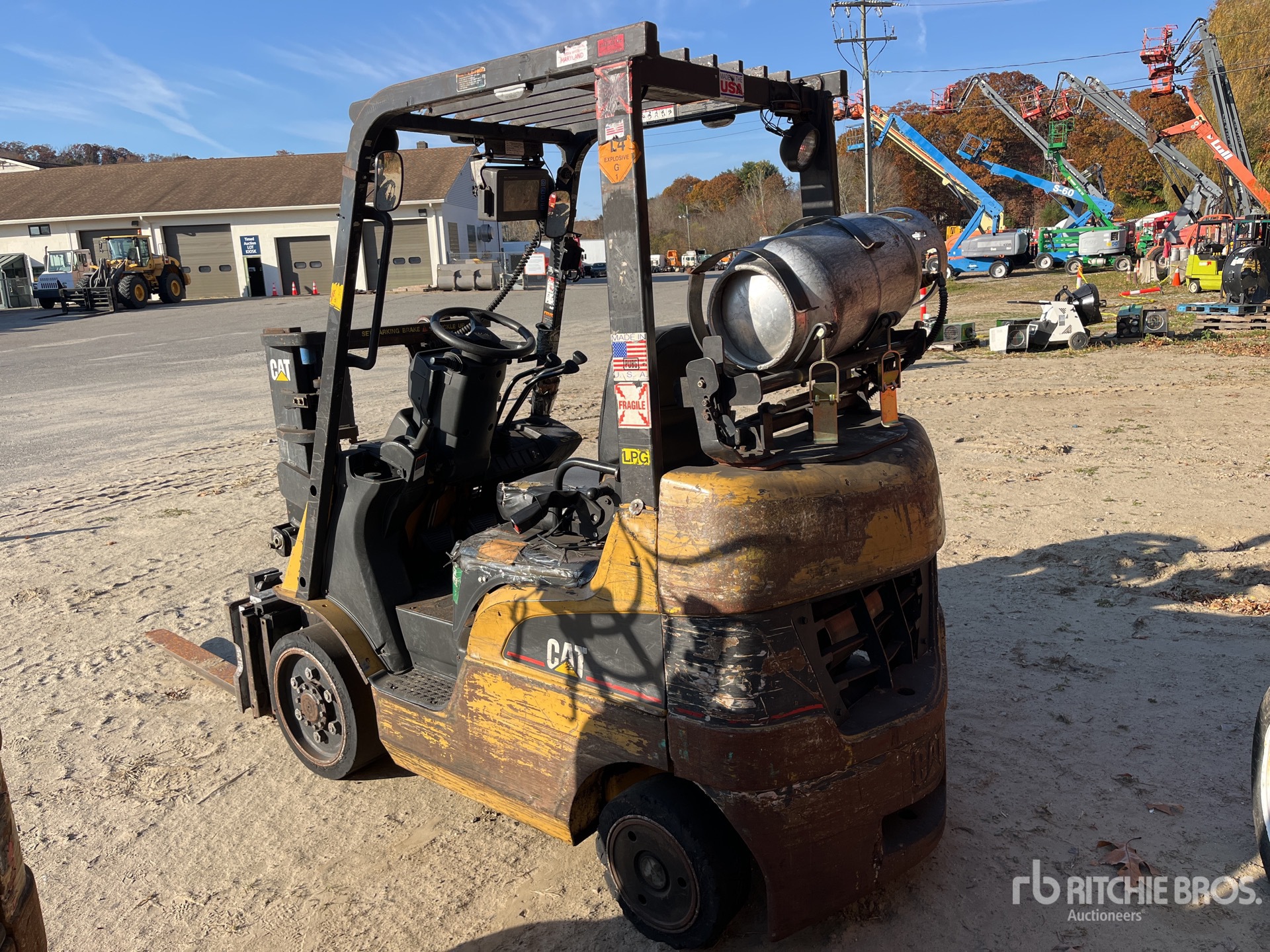 Cat C4000 4000 lb Chariot élévateur à pneus gonflés | Ritchie Bros ...