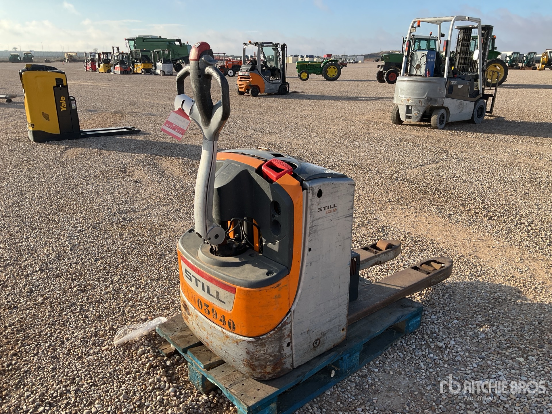 2017 Still EXU 18 Electric Transpalette | Ritchie Bros. Auctioneers