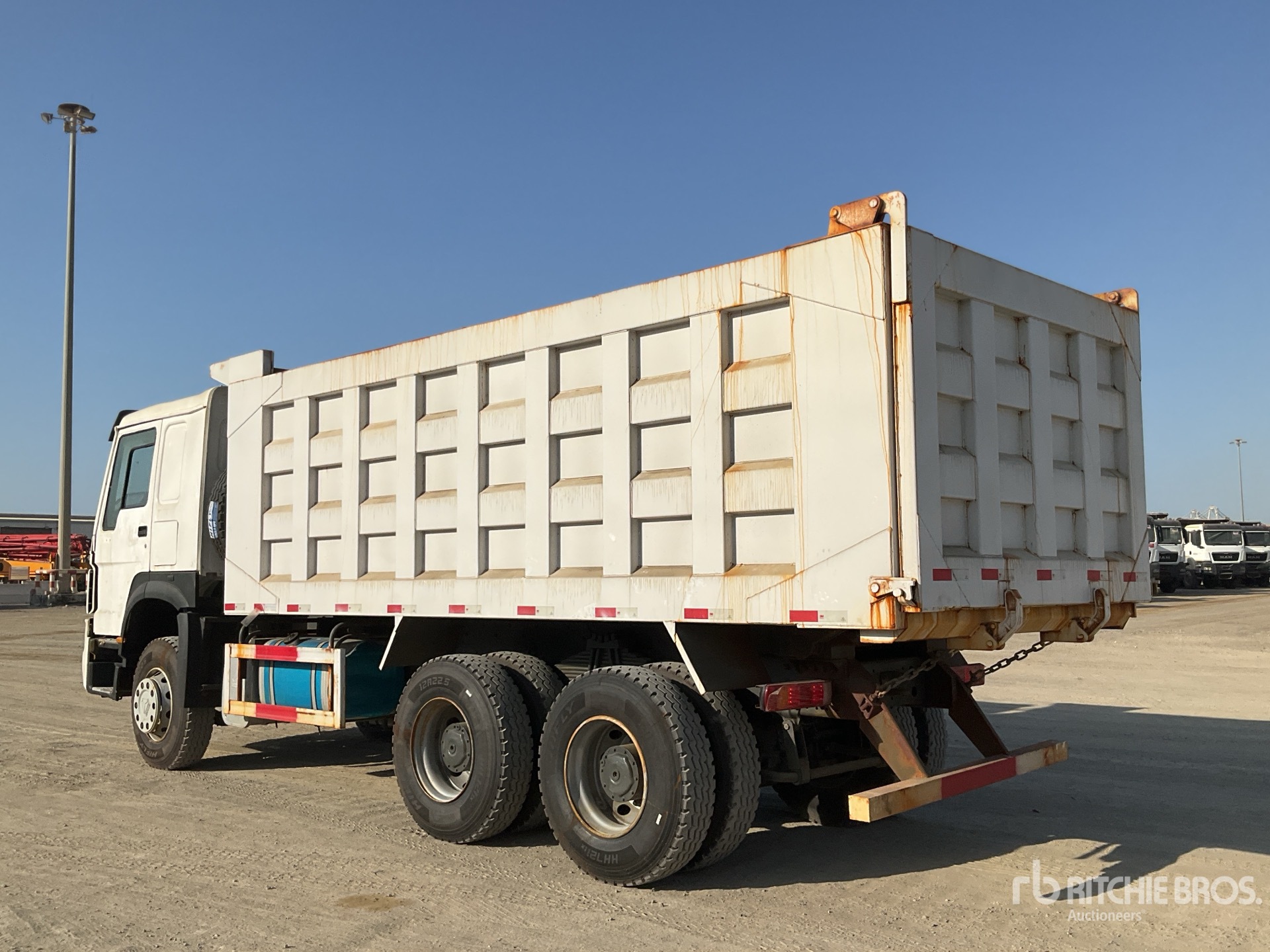 2023 CNHTC Sino Howo ZZ3257N3847E1 6x4 3-Achs Kipper-Lkw | Ritchie Bros ...