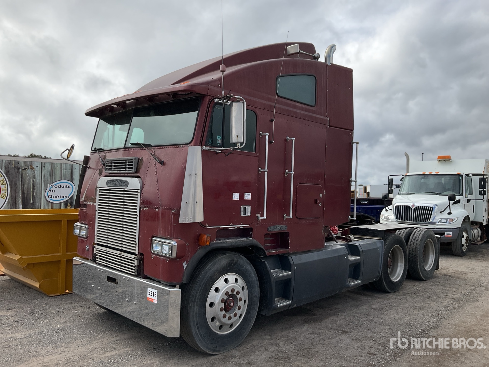 1989 Freightliner FL086 6x4 T/A Cabover w/ Sleeper | Ritchie Bros ...