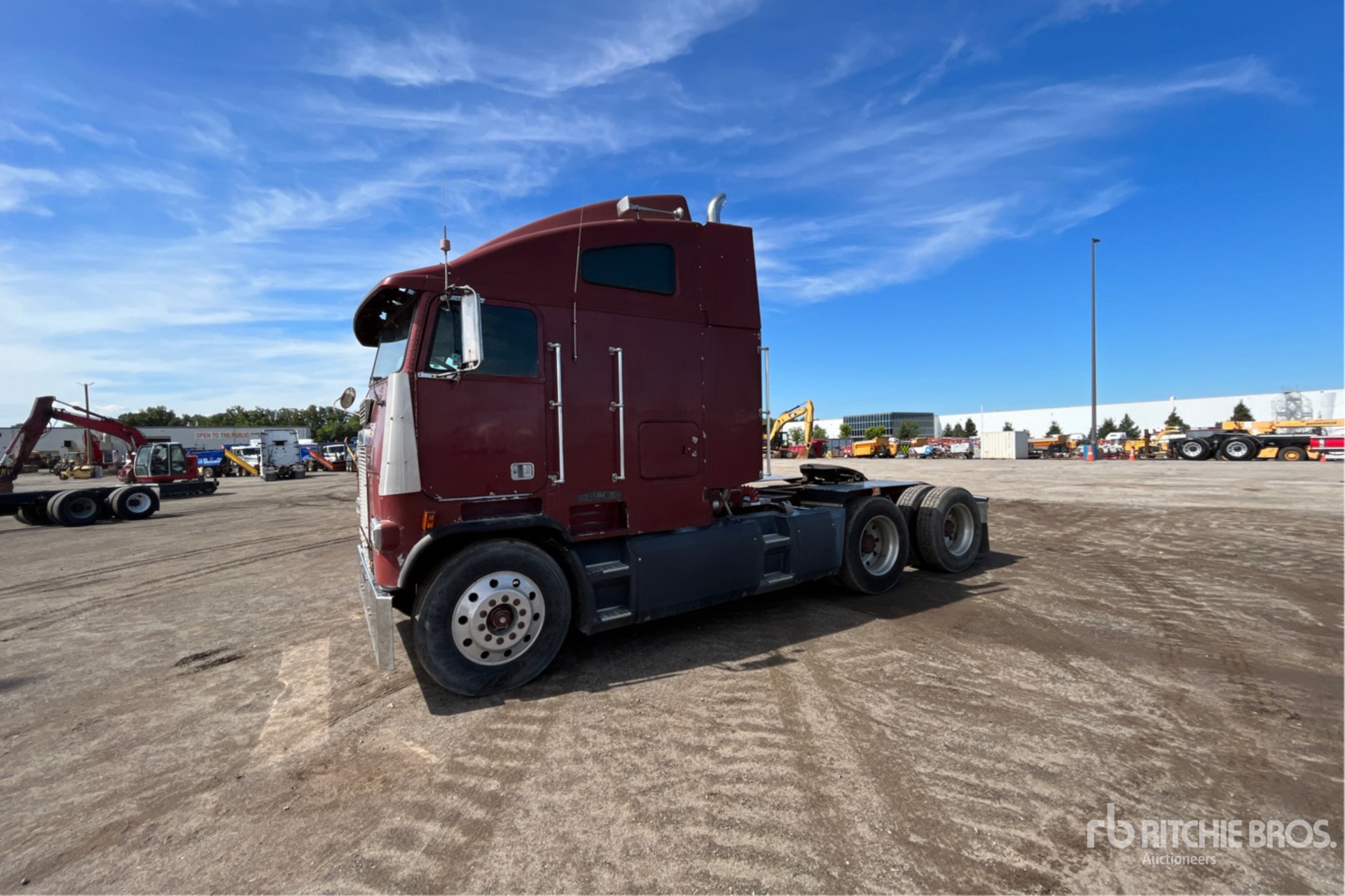 1989 Freightliner FL086 6x4 T/A Cabover w/ Sleeper | Ritchie Bros ...