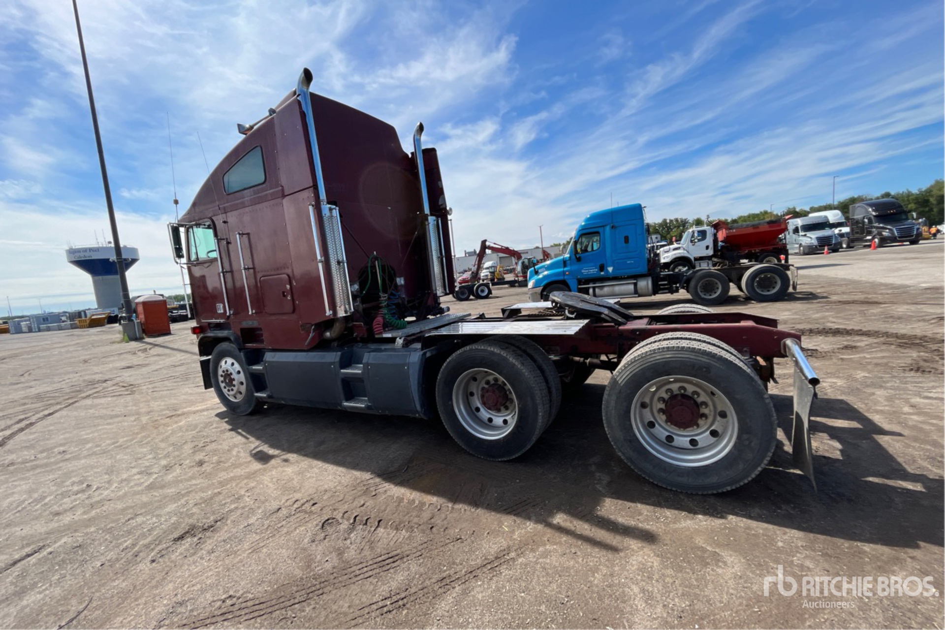 1989 Freightliner FL086 6x4 T/A Cabover w/ Sleeper | Ritchie Bros ...