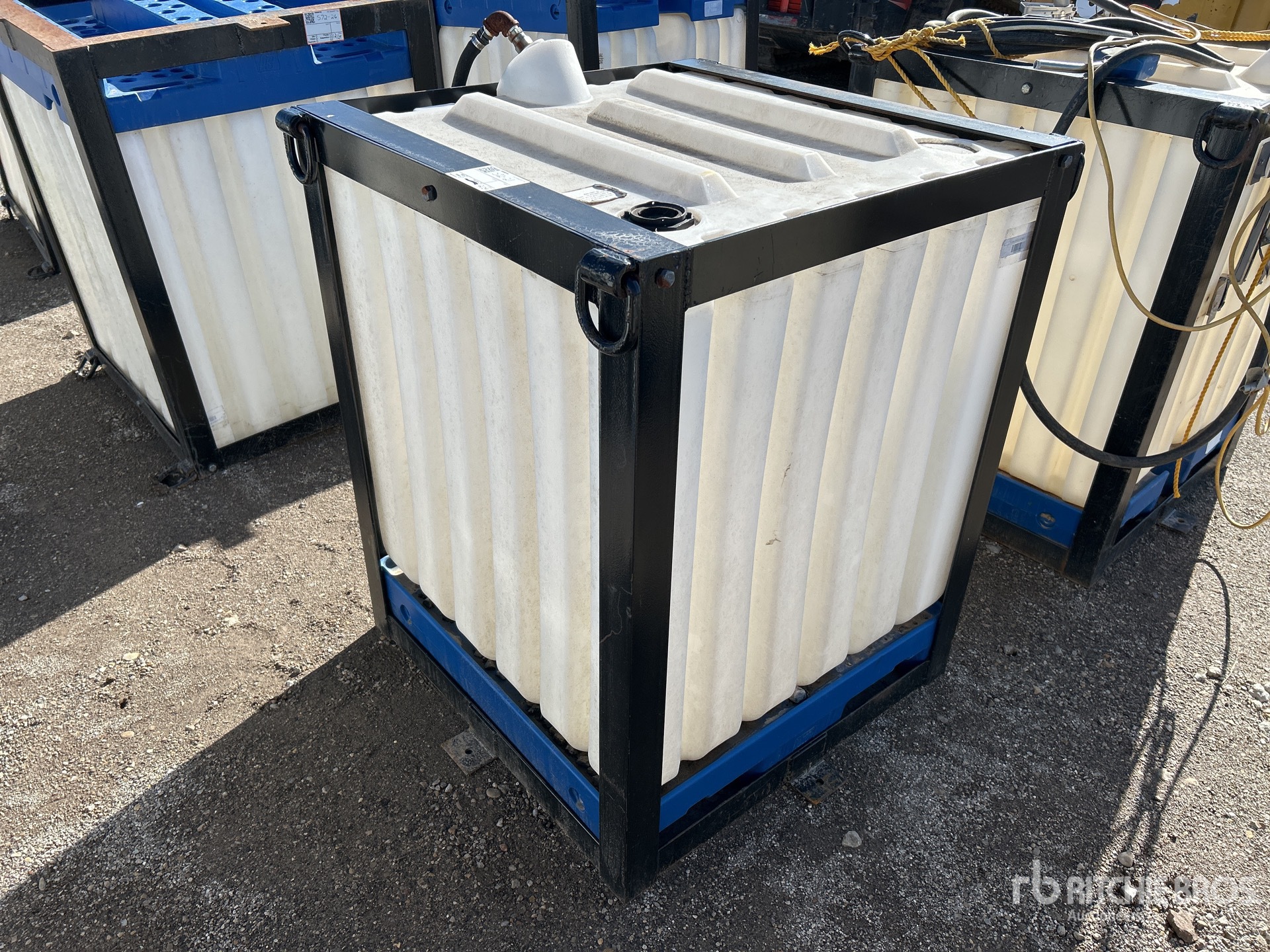 180 gal Skid Mounted DEF Kraftstofftank | Ritchie Bros. Auctioneers