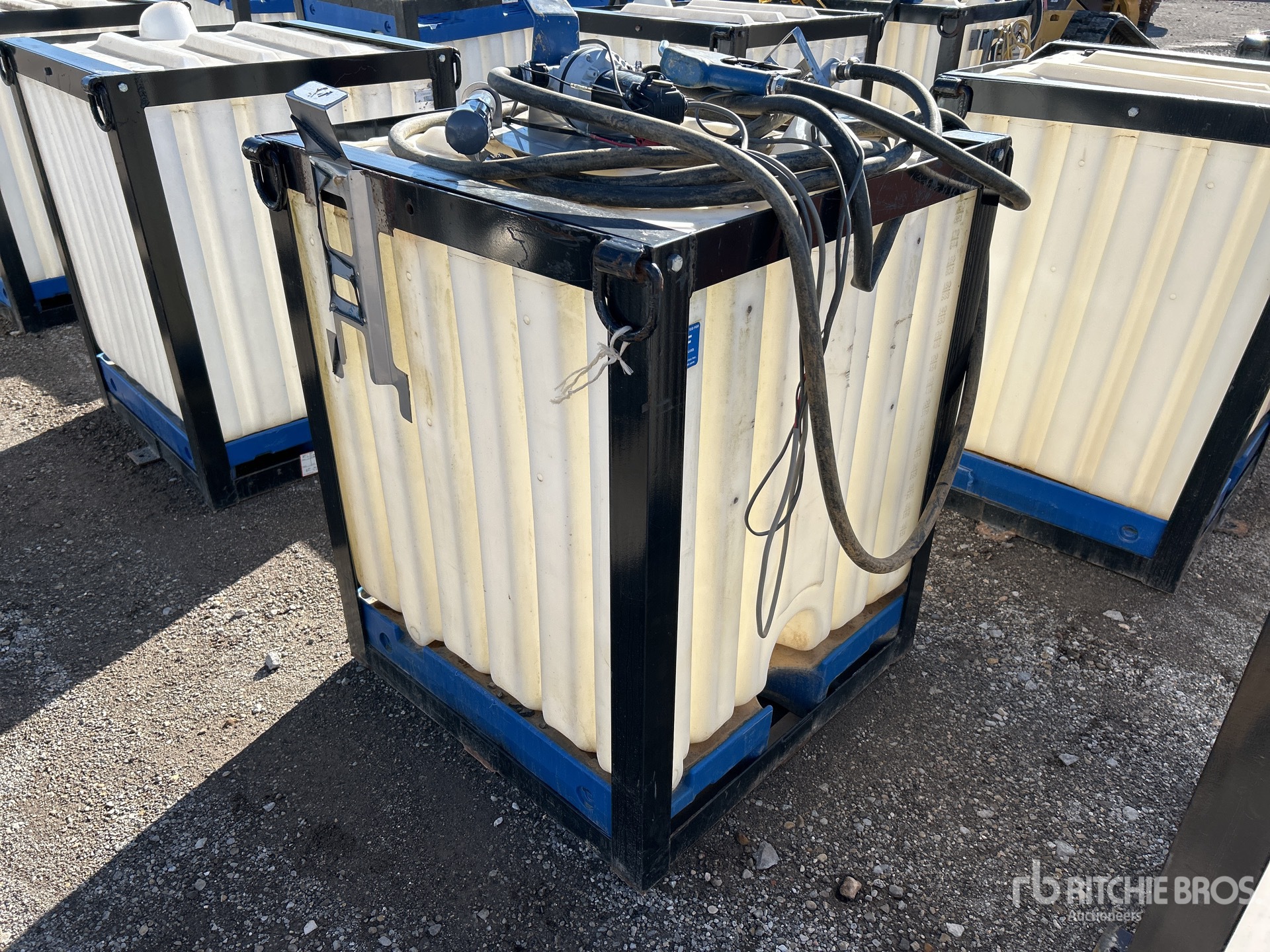 180 gal Skid Mounted DEF Kraftstofftank | Ritchie Bros. Auctioneers