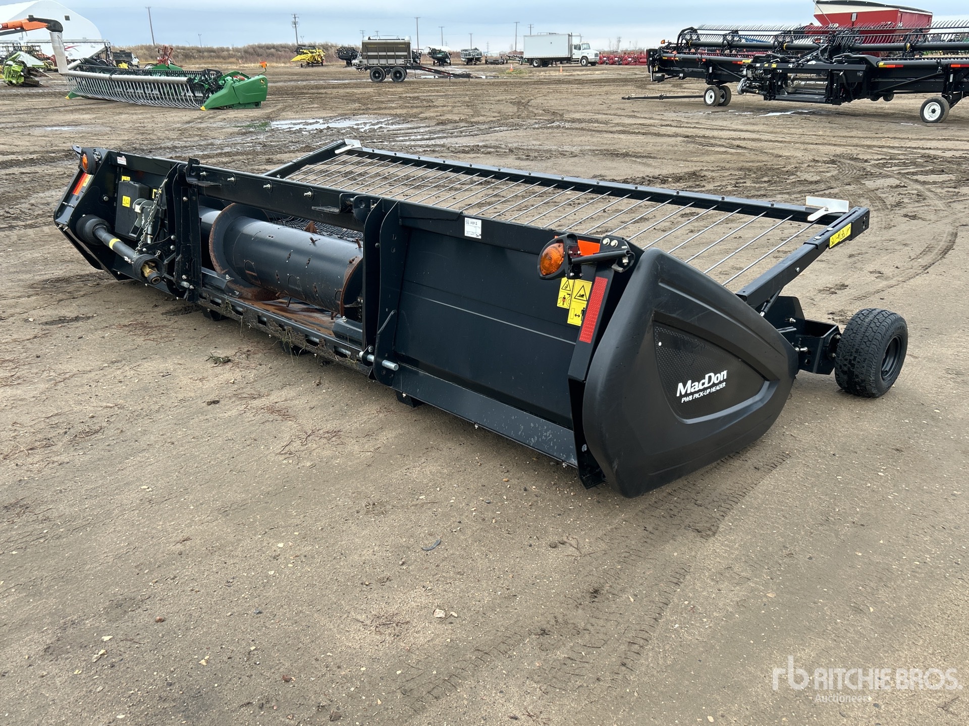 2015 MacDon PW8 15 ft Encabezado de recogida combinada | Ritchie Bros ...