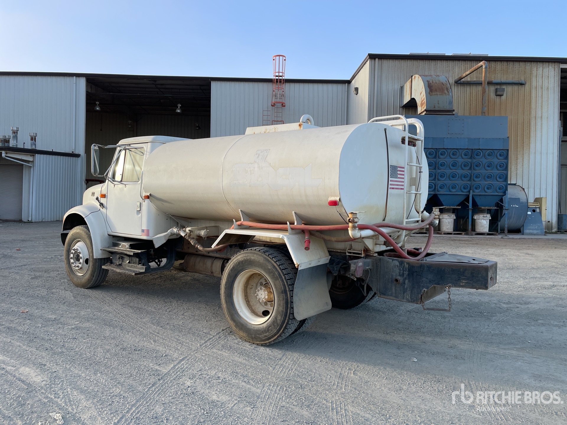 2001 International 4700 2000 gal 4x2 Water Truck | Ritchie Bros. Auctioneers