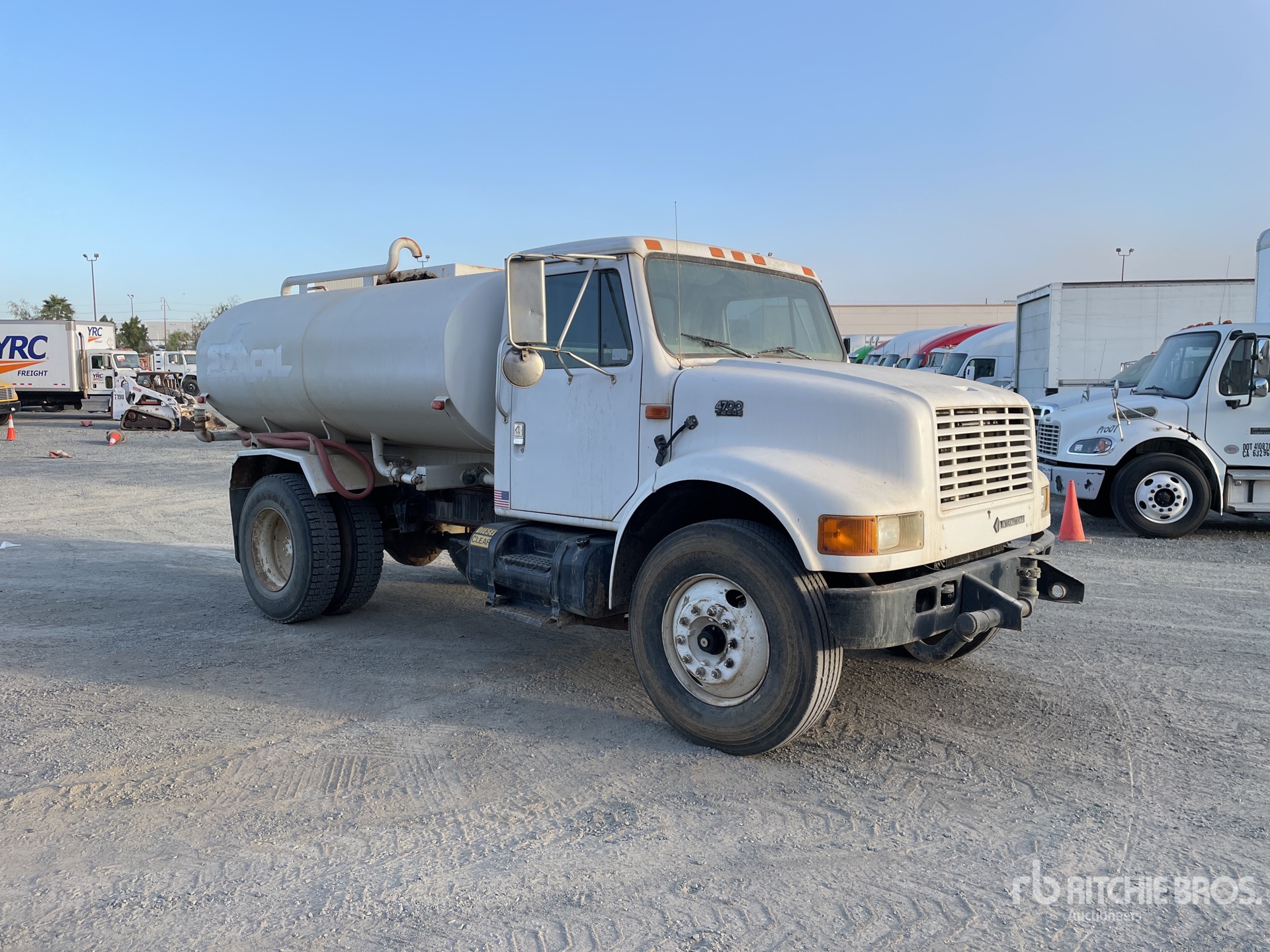 2001 International 4700 2000 gal 4x2 Water Truck | Ritchie Bros. Auctioneers