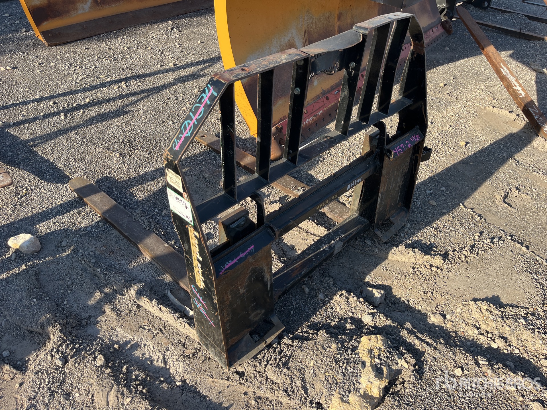 Land Pride 48 in Forche per mini pala | Ritchie Bros. Auctioneers