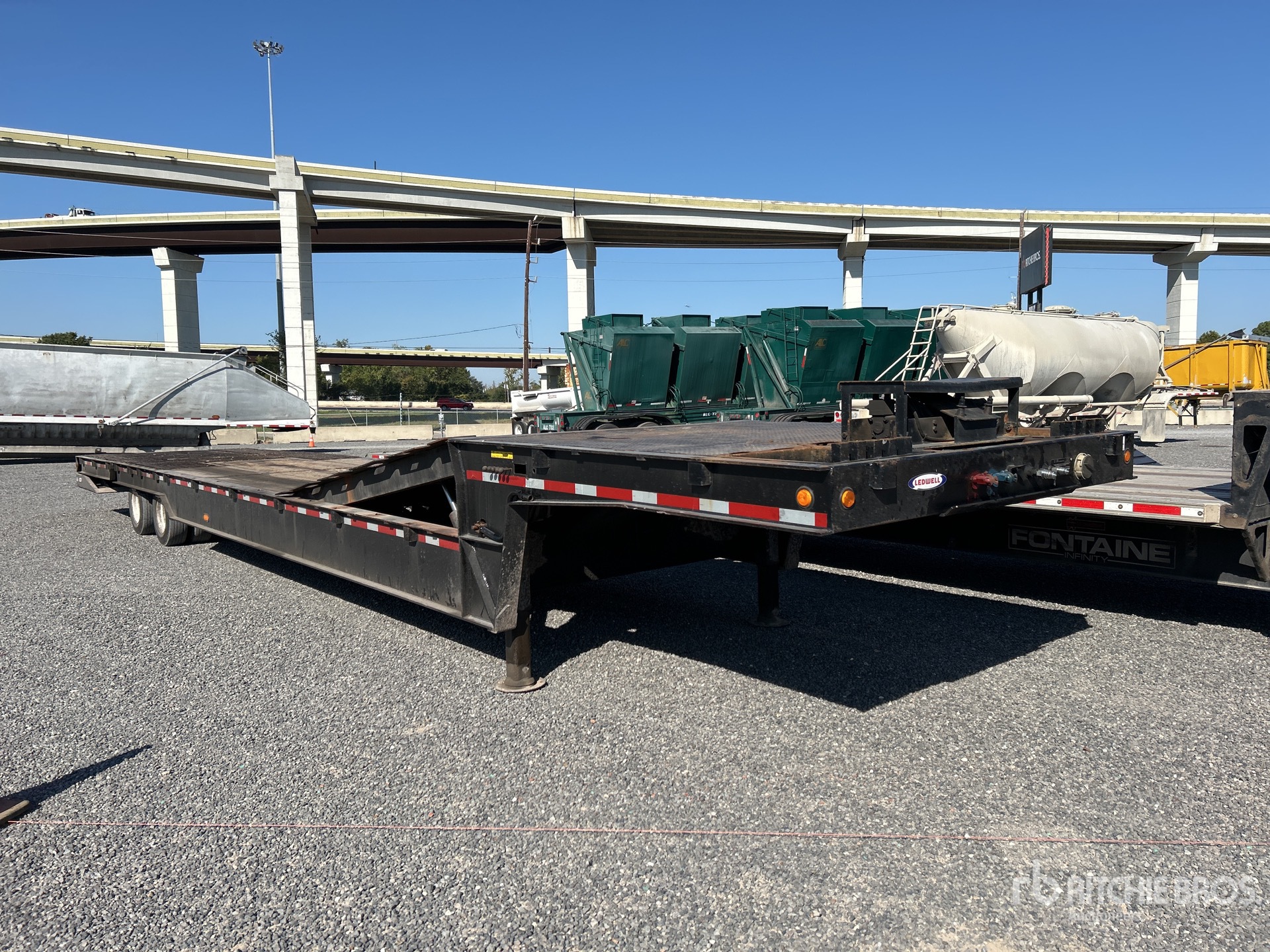 2015 Ledwell LW48HT2-10-PB T/A Hydraulic Tail Trailer | Ritchie Bros ...