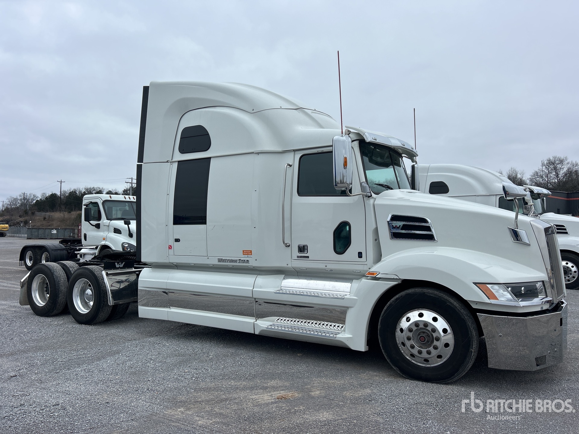 2022 Western Star 5700 6x4 T/A Sleeper Truck Tractor | Ritchie Bros ...