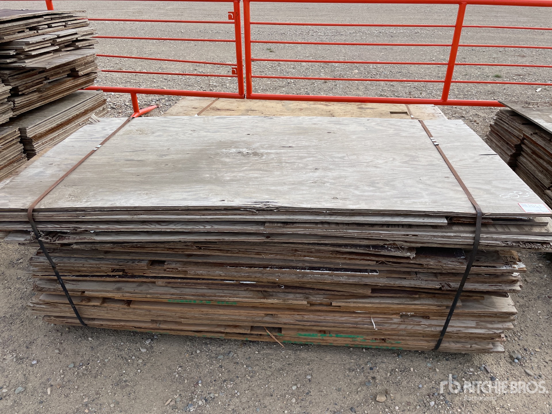 Quantity of (14) Pallets of 8 ft x 4 ft Used Plywood Divers - Matériaux ...