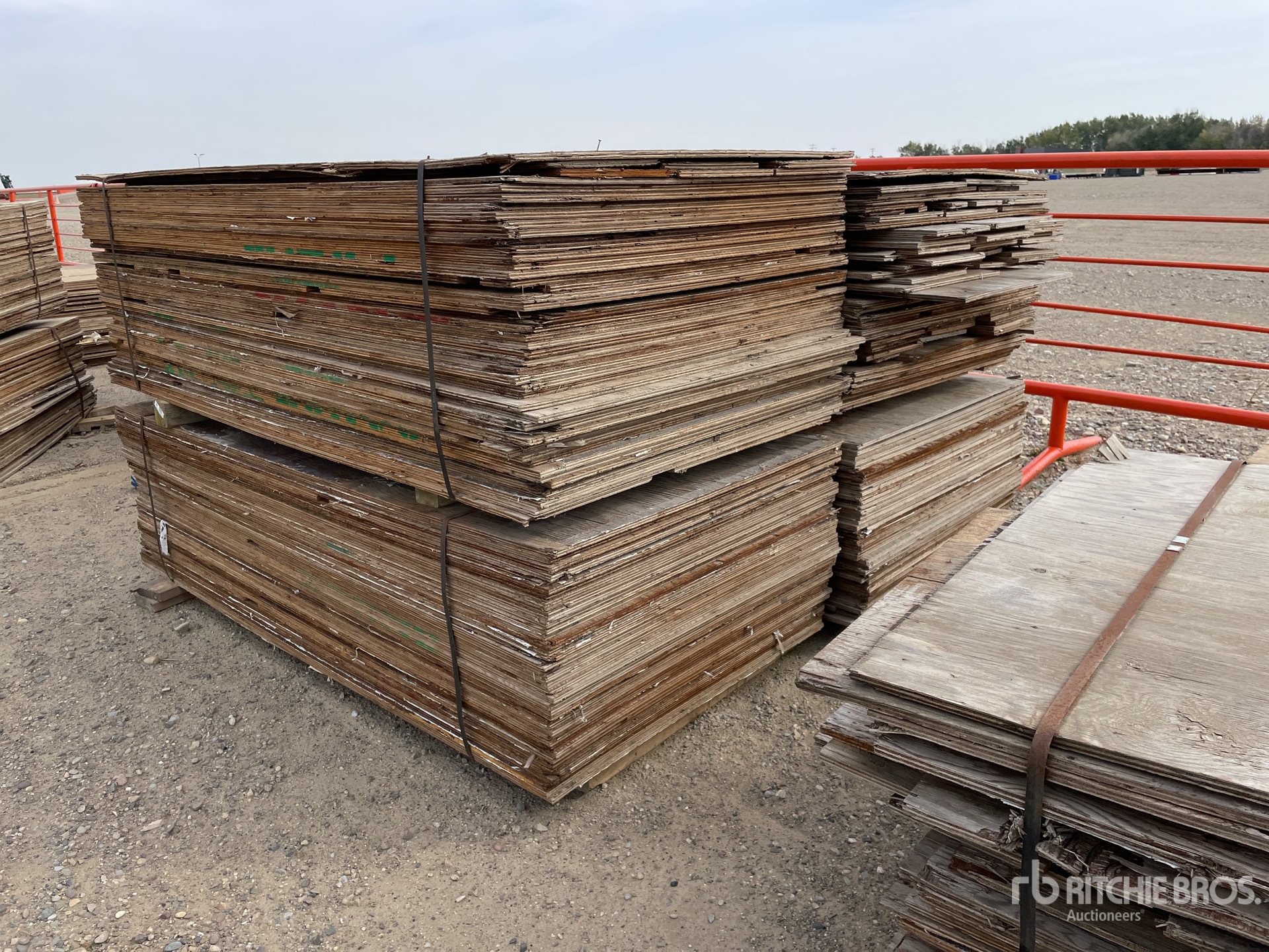 Quantity of (14) Pallets of 8 ft x 4 ft Used Plywood Divers - Matériaux ...
