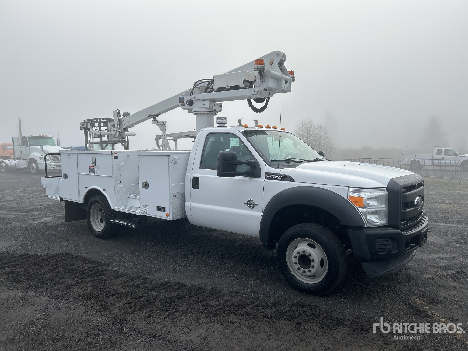 Altec AT235P 35 ft on 2016 Ford F-550 XL 4x2 Camion de cubo | Ritchie ...