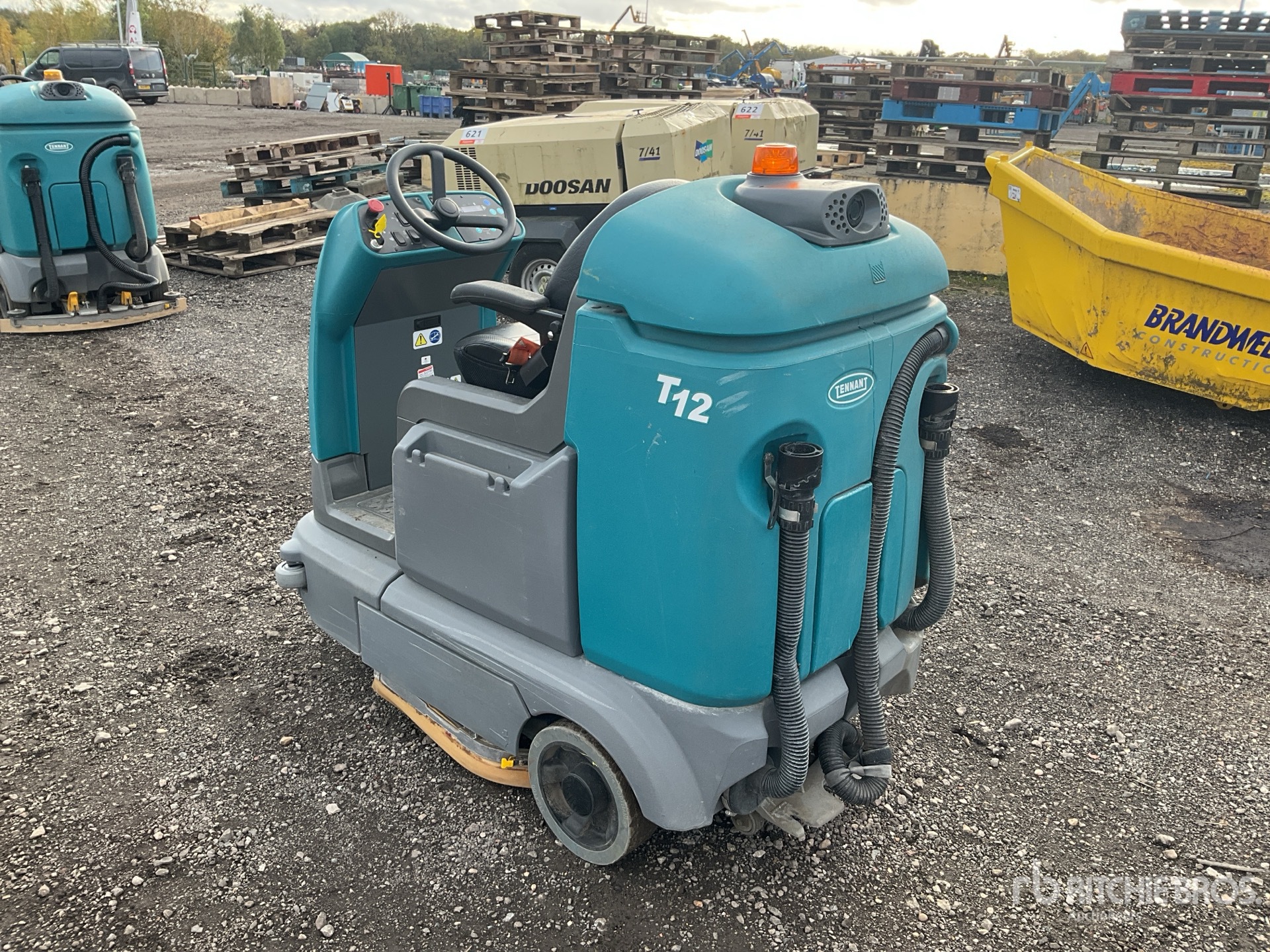 2021 Tennant T12 Ride-On Electric Fregadora de Suelos | Ritchie Bros ...