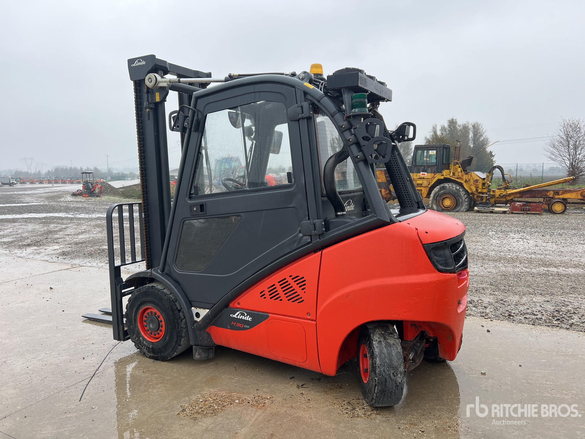 2015 Linde H30D-02 3000 kg Pneumatic Tire Forklift (Inoperable) | Ritchie Bros. Auctioneers