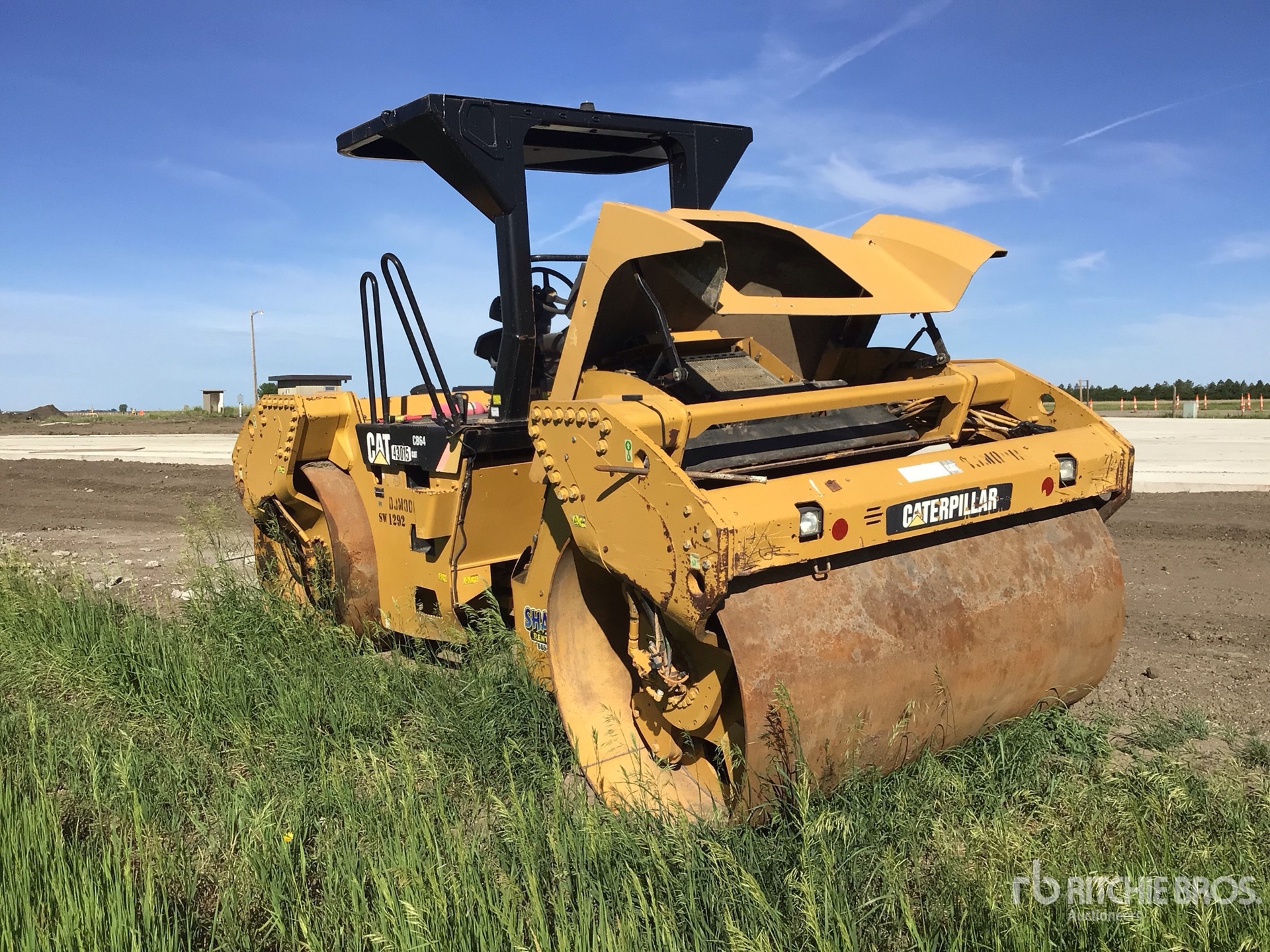 2009 Cat CB64 Compacteur à double bille (Inoperable) | Ritchie Bros ...