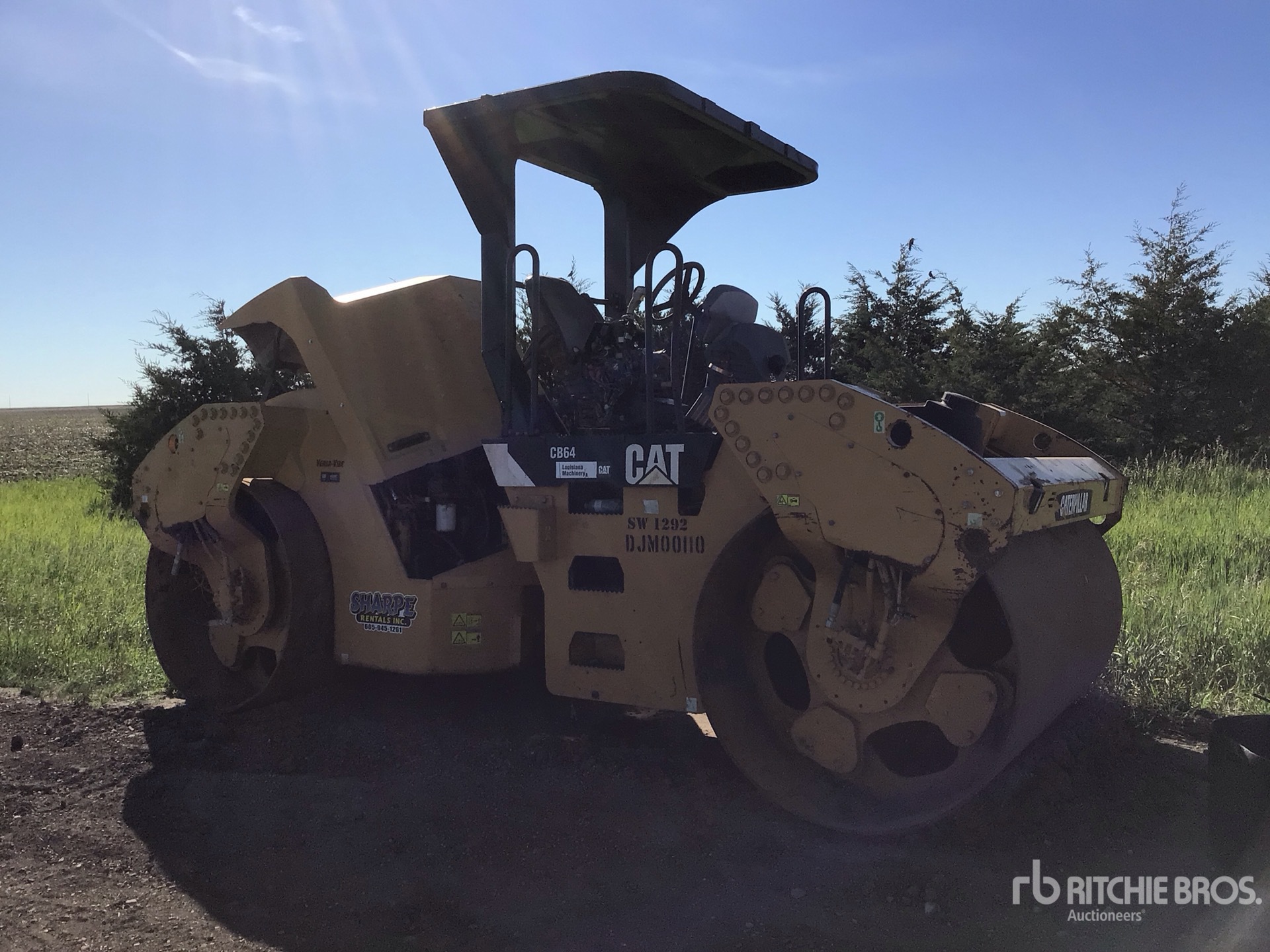2009 Cat CB64 Compacteur à double bille (Inoperable) | Ritchie Bros ...