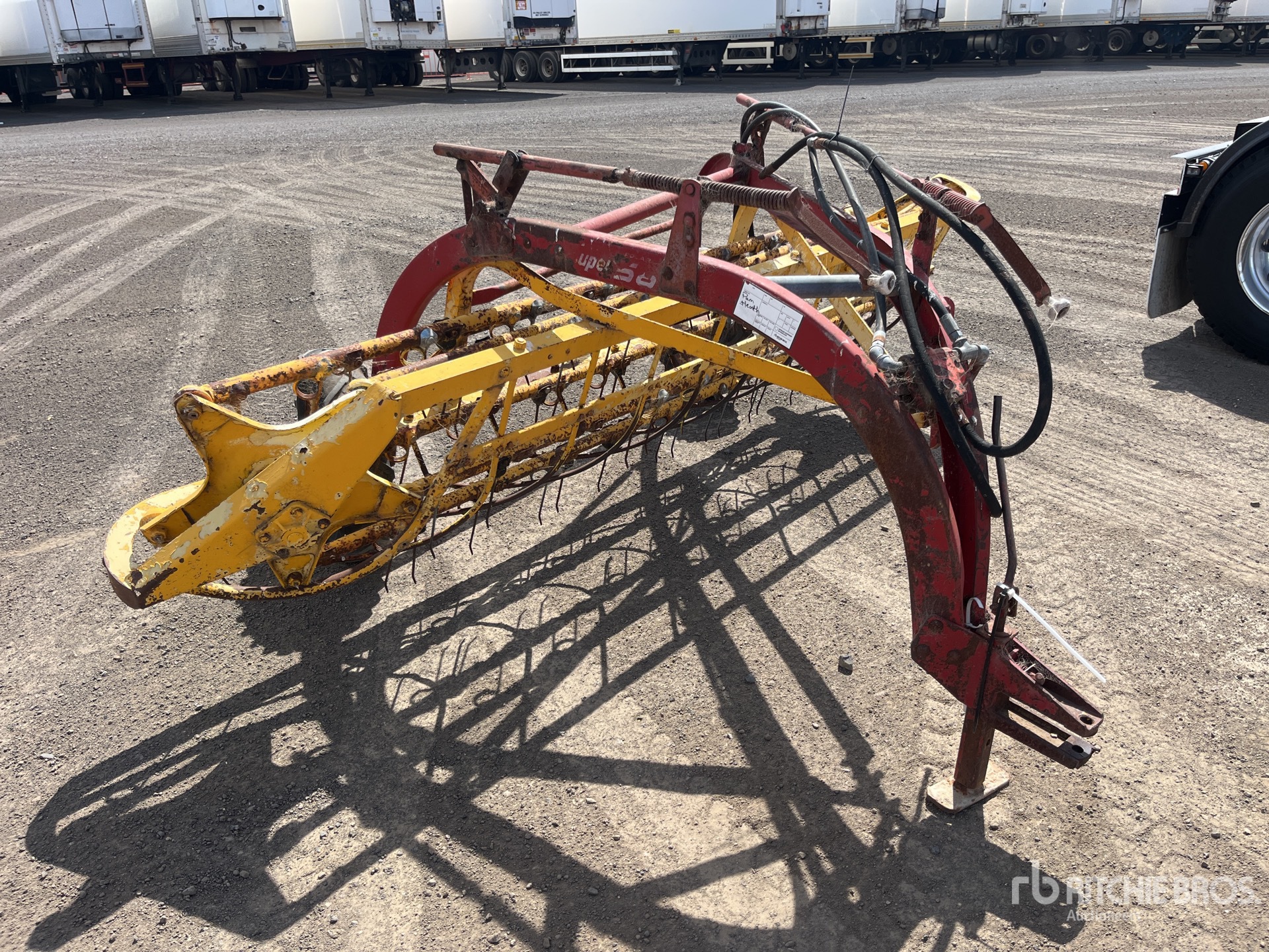 New Holland Super 56 2400 mm Tow-Behind Wheel Roller Bar Hay Rake ...