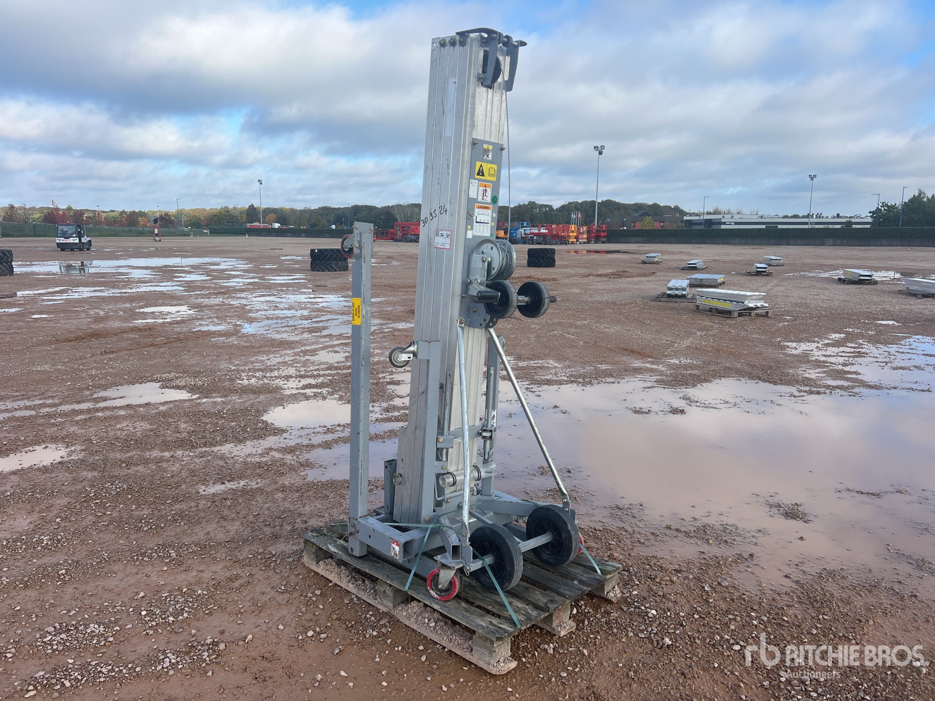 2014 Genie SLC-24 Elevateur Mecanique Mechanical Lift | Ritchie Bros ...