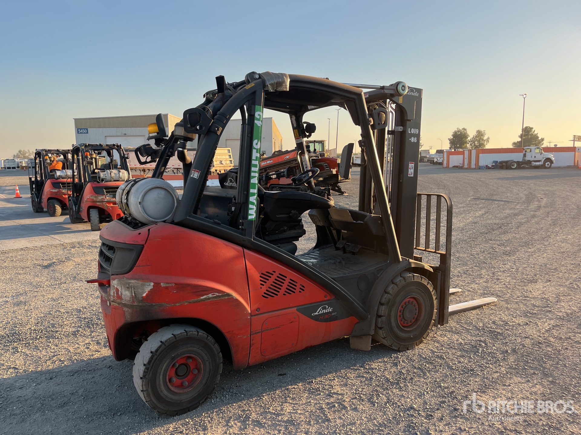 2019 Linde H30T-02 6000 lb Chariot élévateur à bandage pneumatique ...