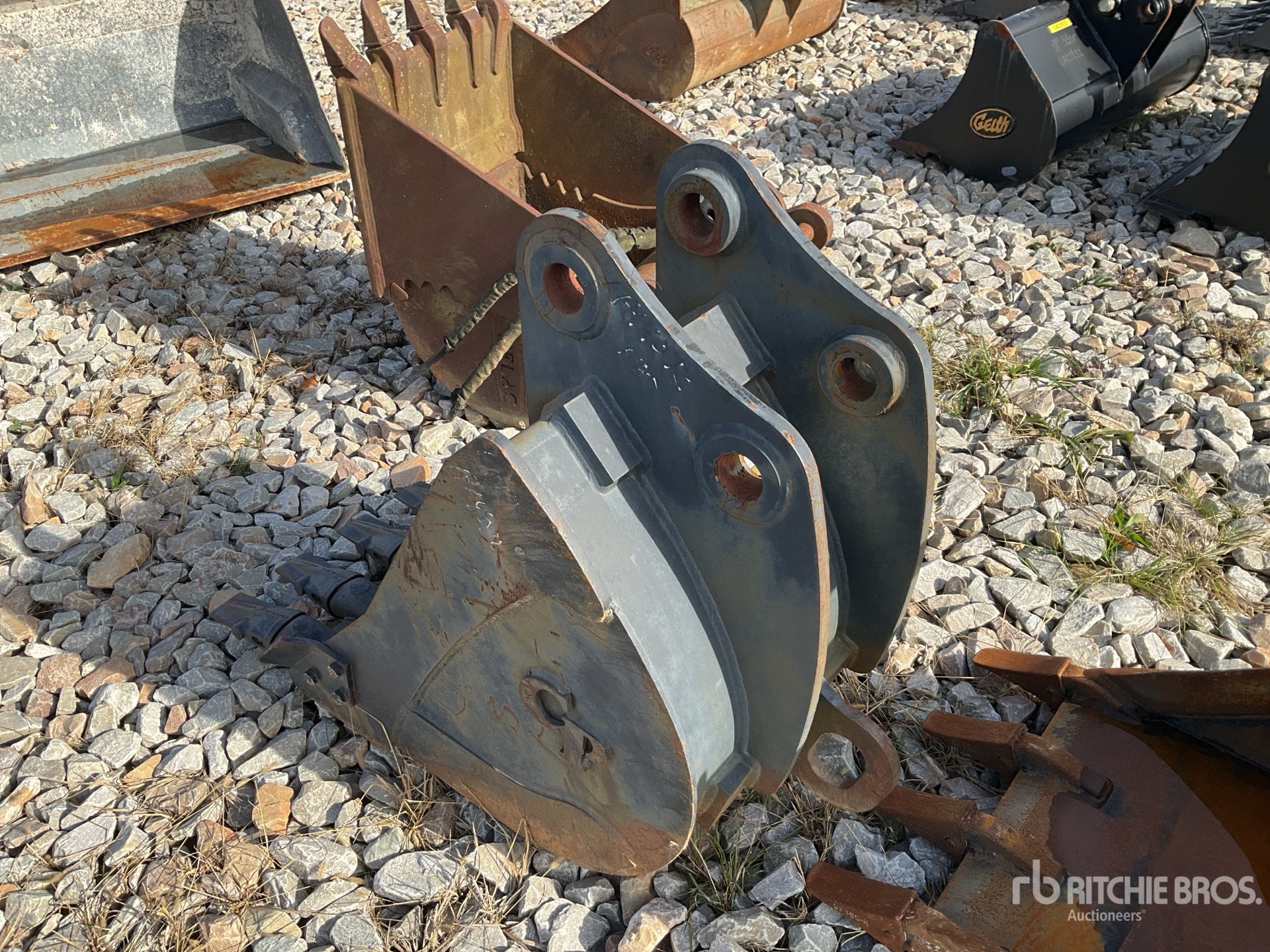 2014 Hyundai R80 24 in Digging Excavator Bucket | Ritchie Bros. Auctioneers