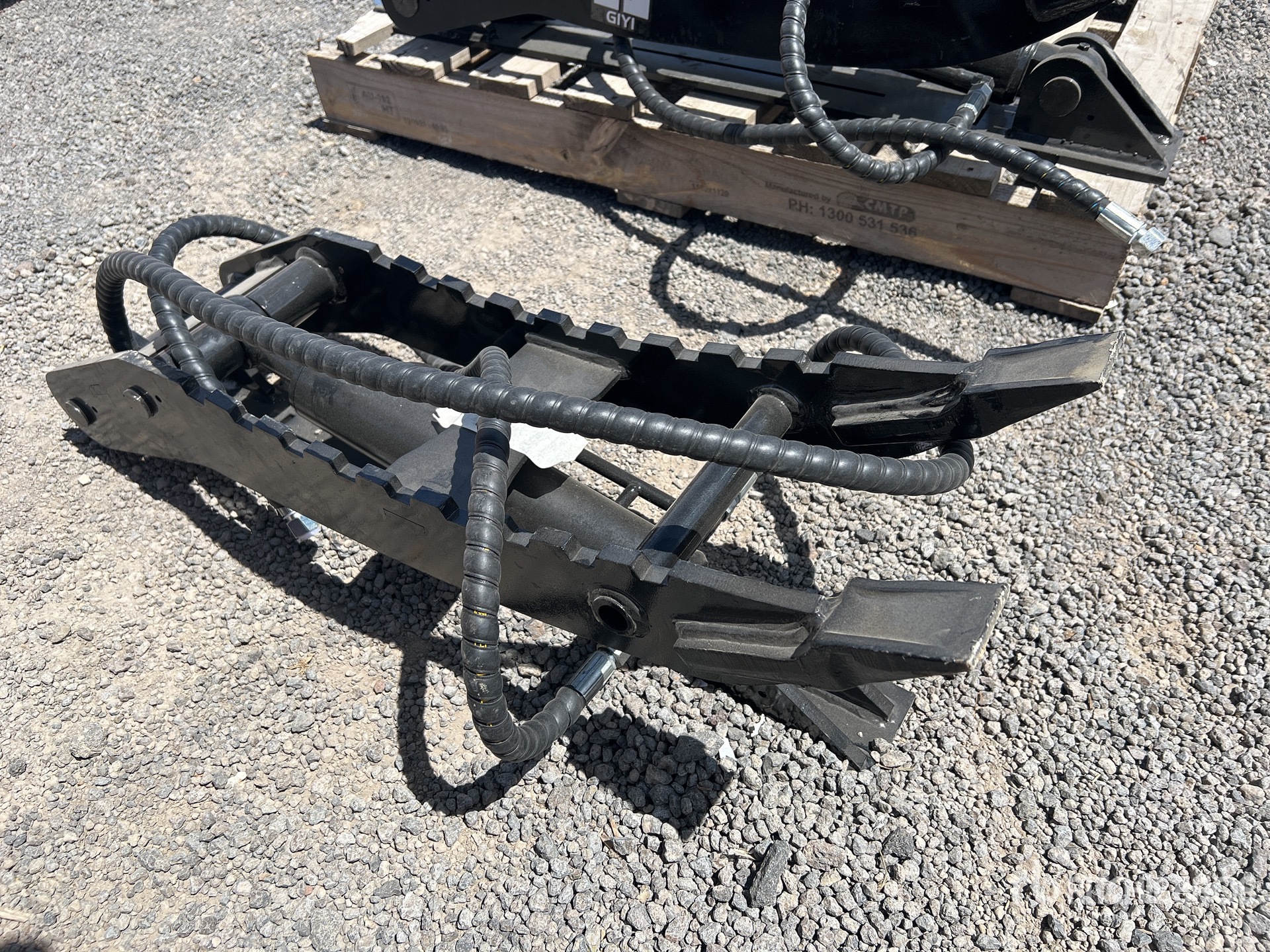 2024 GIYI GY-HTB 10 in Hydraulic Excavator Thumb - Fits Cat 3-5 ton ...