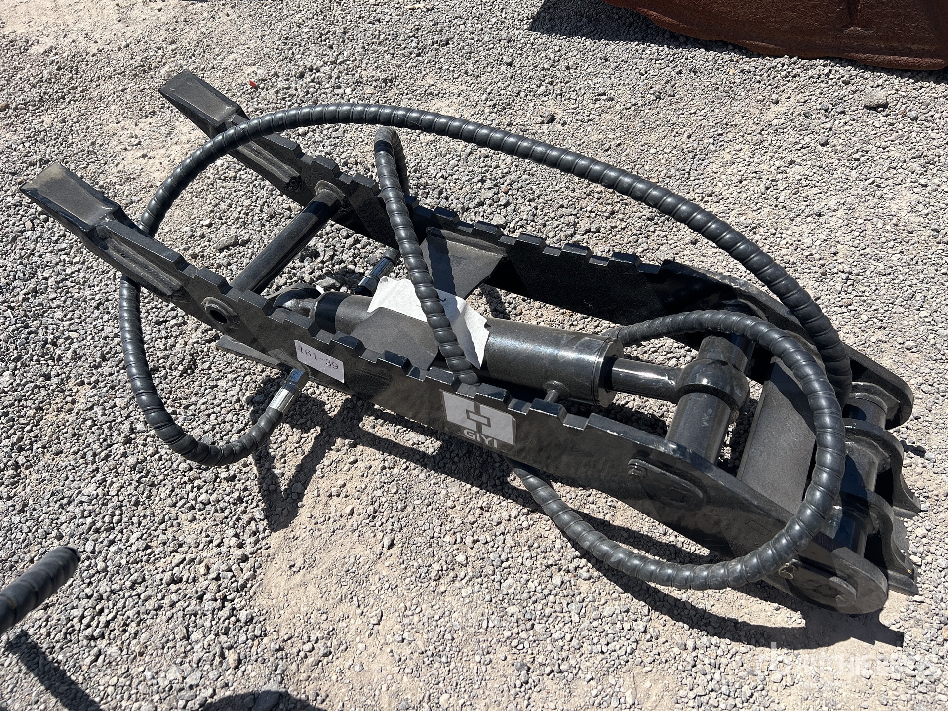 2024 GIYI GY-HTB 10 in Hydraulic Excavator Thumb - Fits Cat 3-5 ton (Unused) | Ritchie Bros ...