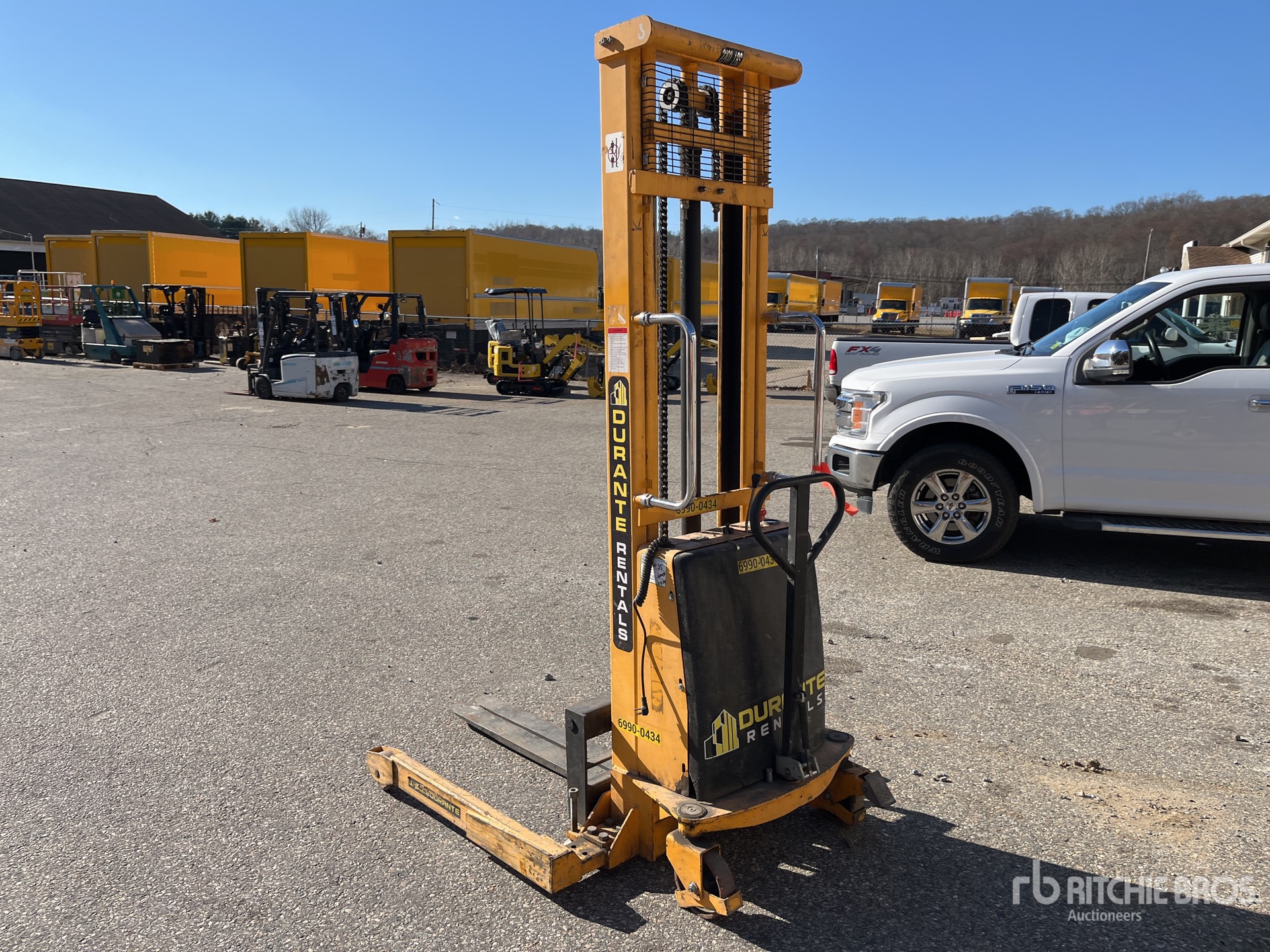 2016 Uline H-5440 2200 lb Gerbeur électrique | Ritchie Bros. Auctioneers