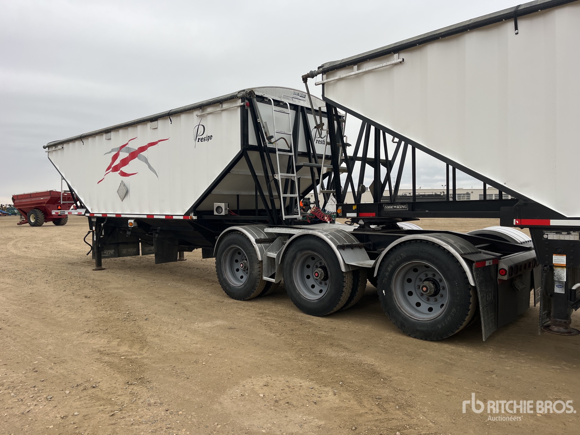 2003 Lode King Prestige Super B-Train Remorque à grains | Ritchie Bros ...