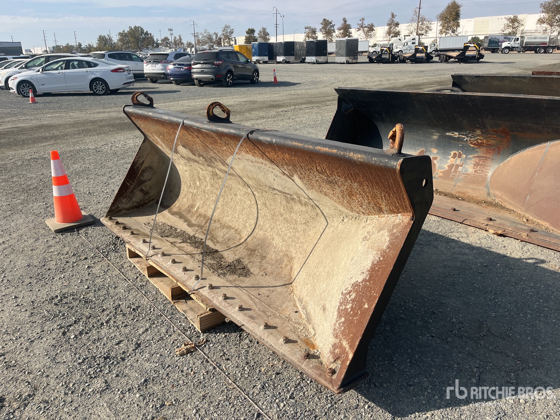 2018 Cat 446D 108 in Side Dump Side Dump Godet | Ritchie Bros. Auctioneers