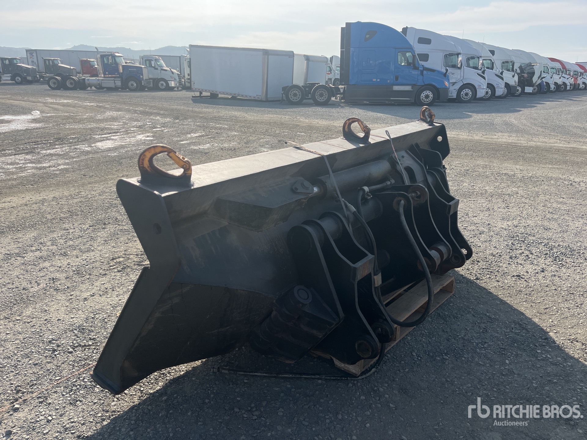 2018 Cat 446D 108 in Side Dump Side Dump Godet | Ritchie Bros. Auctioneers