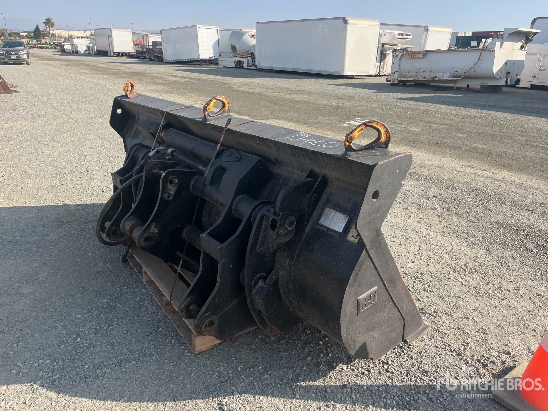 2018 Cat 446D 108 in Side Dump Side Dump Godet | Ritchie Bros. Auctioneers