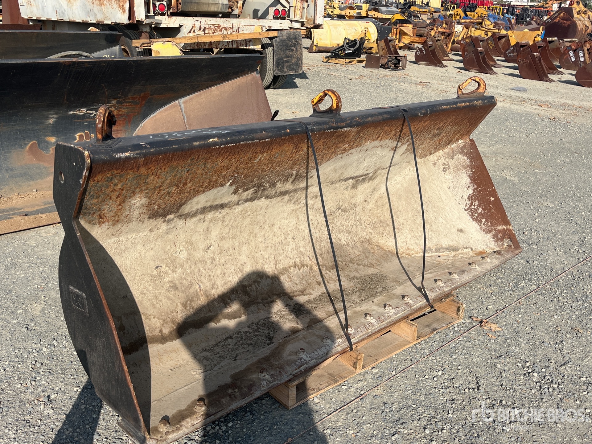 2018 Cat 446D 108 in Side Dump Side Dump Godet | Ritchie Bros. Auctioneers