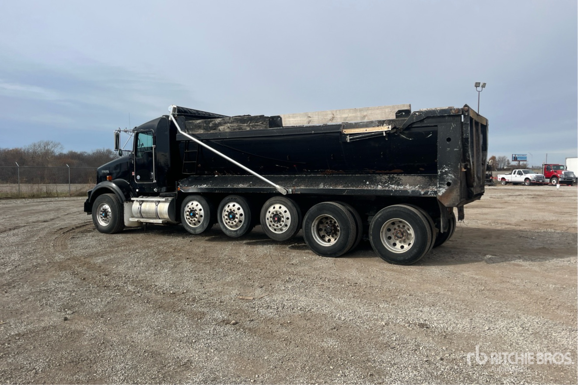 2014 Kenworth T800 12x4 5 ejes Camión dumper | Ritchie Bros. Auctioneers