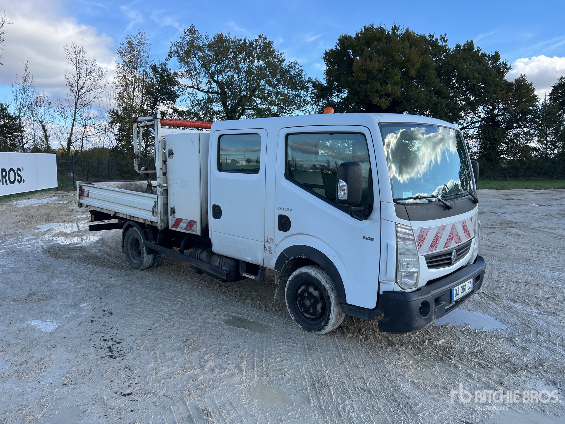 2014 Renault Maxity 140 DXI Camion Plateau Flatbed Truck | Ritchie Bros ...