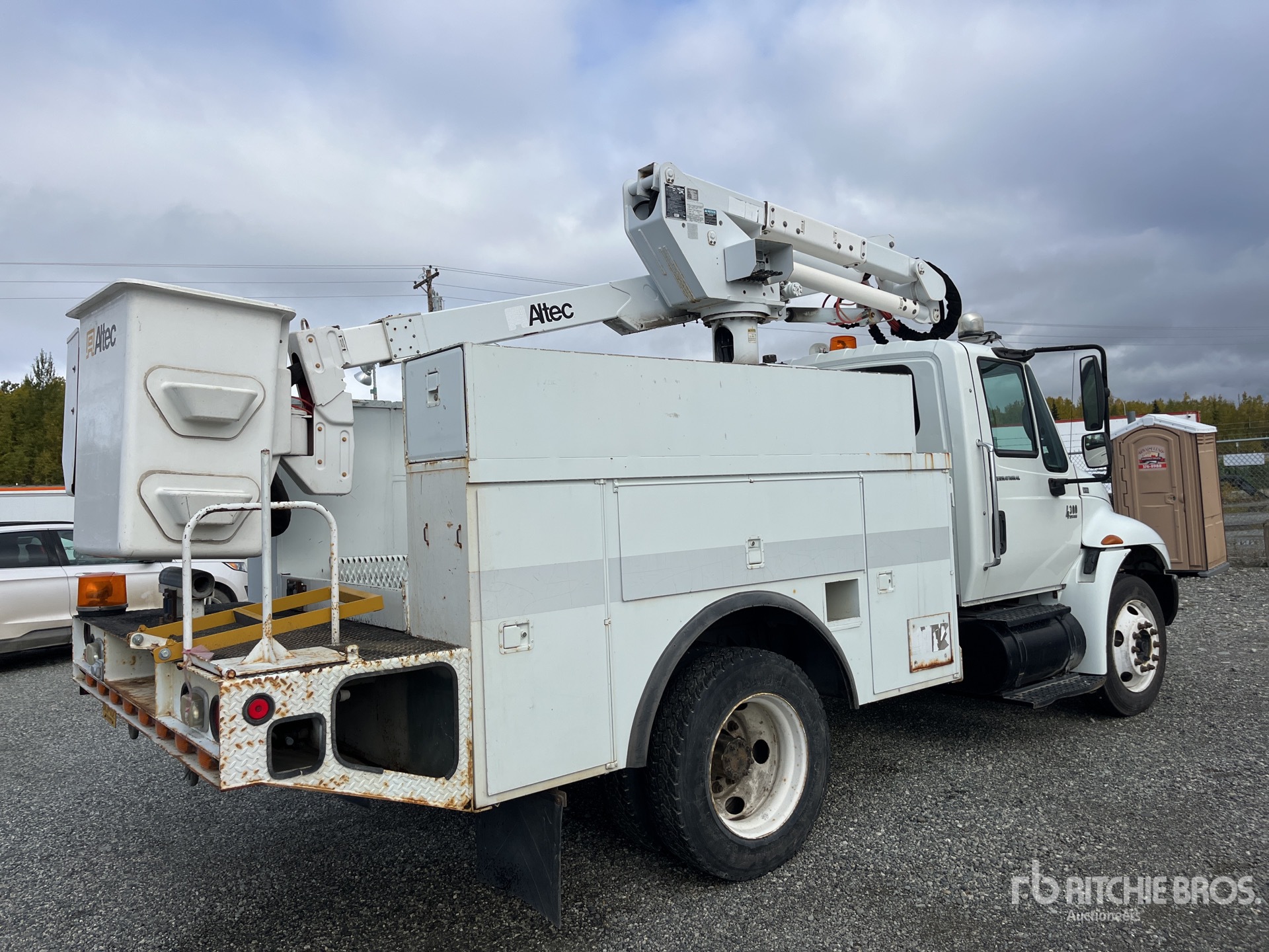 2001 Altec AT37-G 37 ft on 2002 International 4300SBA 4x2 Camion ...