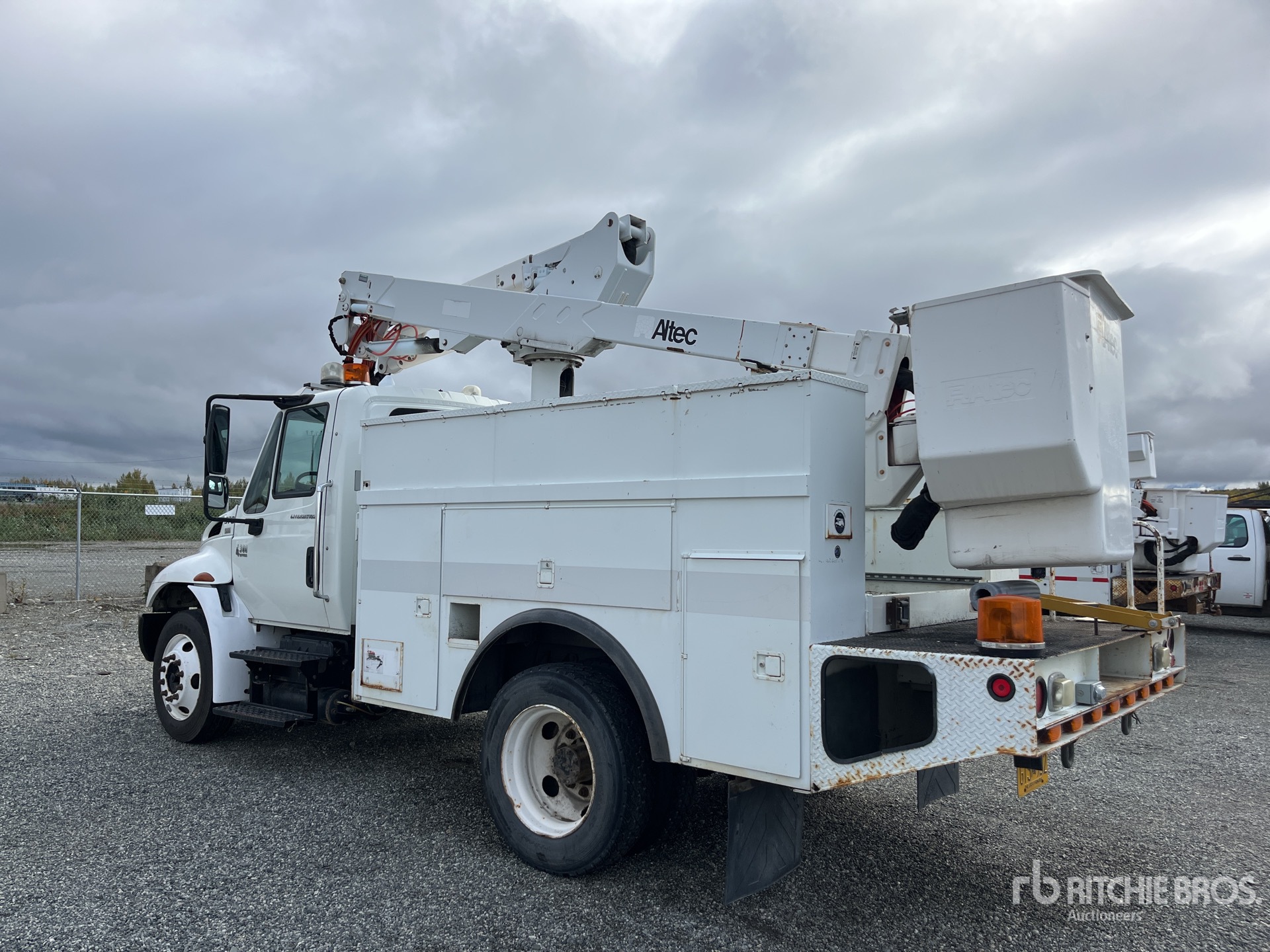 2001 Altec AT37-G 37 ft on 2002 International 4300SBA 4x2 Camion ...