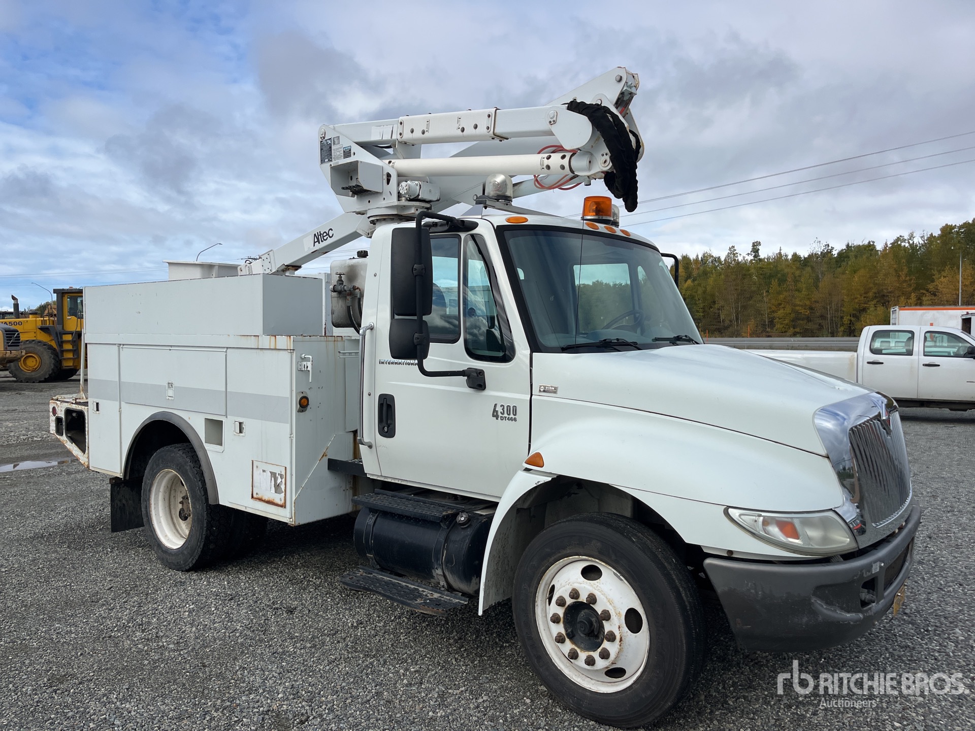 2001 Altec AT37-G 37 ft on 2002 International 4300SBA 4x2 Camion ...