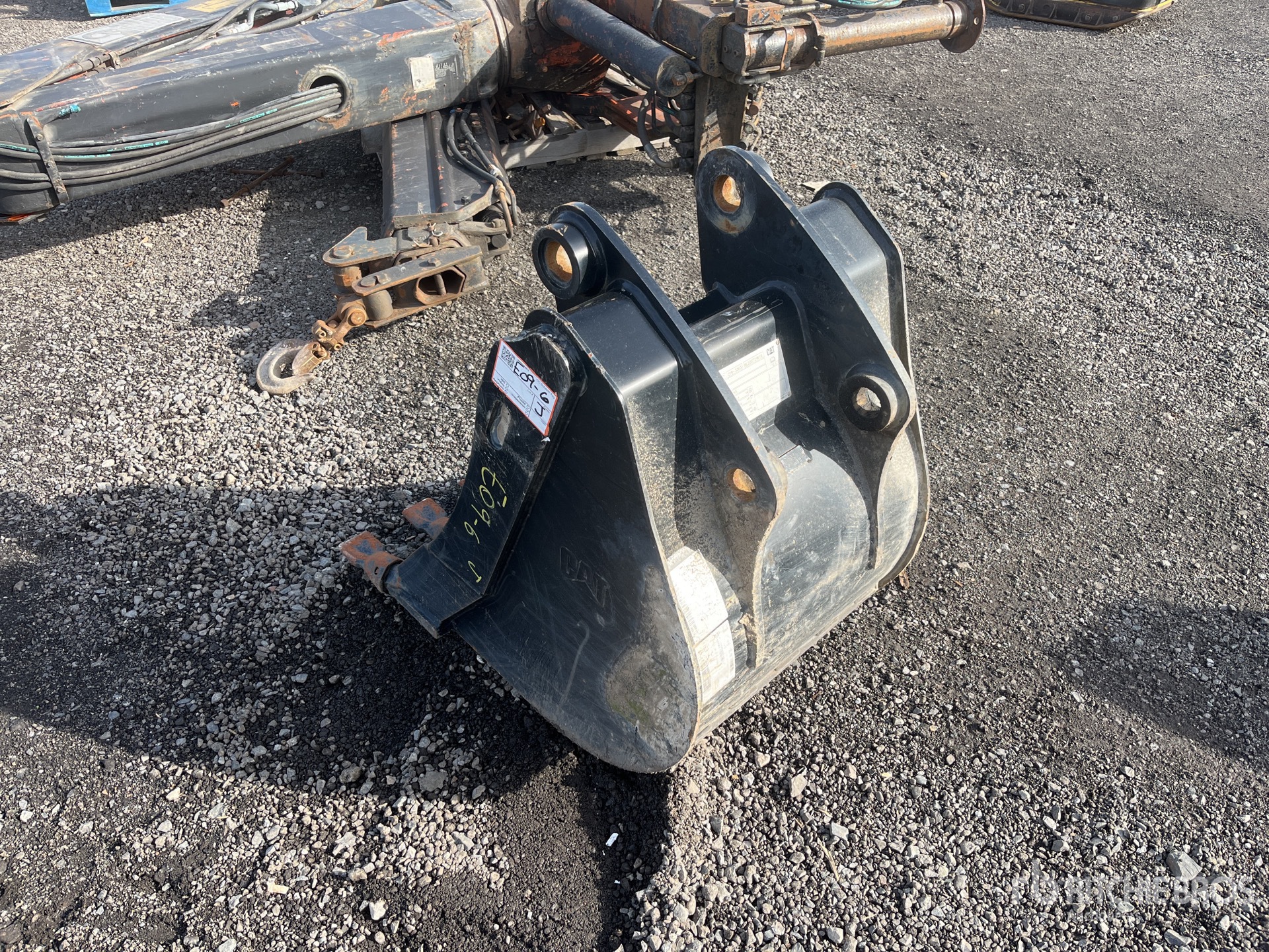 Cat 24 in Digging Benna per retroescavatore per terna | Ritchie Bros ...