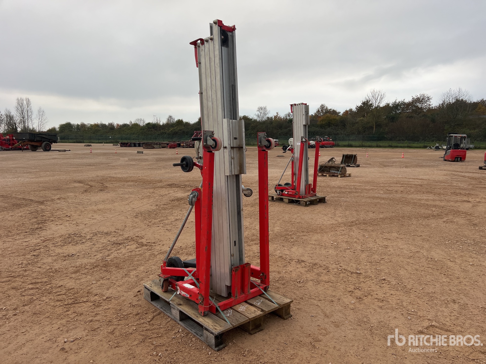 Genie Elevateur Mecanique Mechanical Lift | Ritchie Bros. Auctioneers