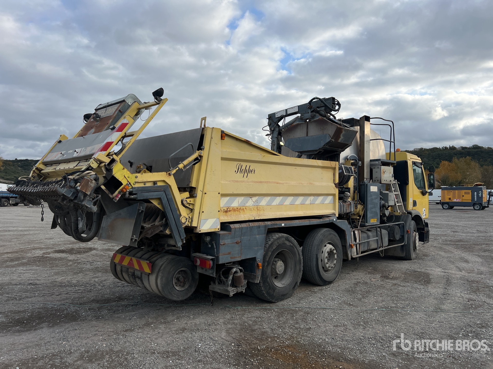 SECMAIR 4500 L on 2001 Renault Premium 6x2 Repandeuse A Bitume Asphaltverteiler-Lkw | Ritchie ...