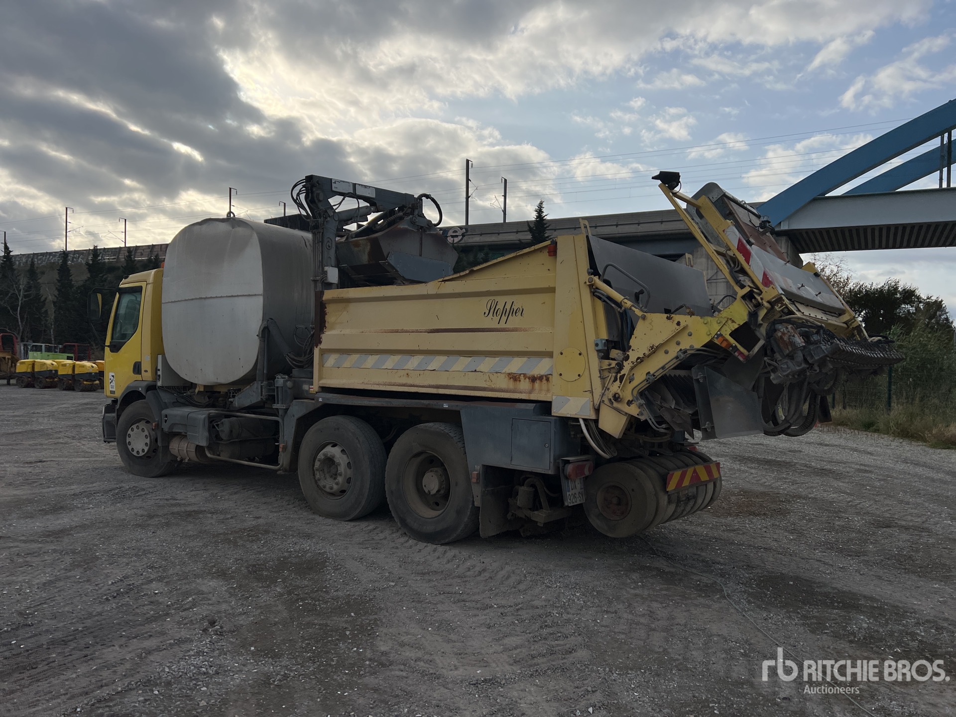 SECMAIR 4500 L on 2001 Renault Premium 6x2 Repandeuse A Bitume Asphaltverteiler-Lkw | Ritchie ...