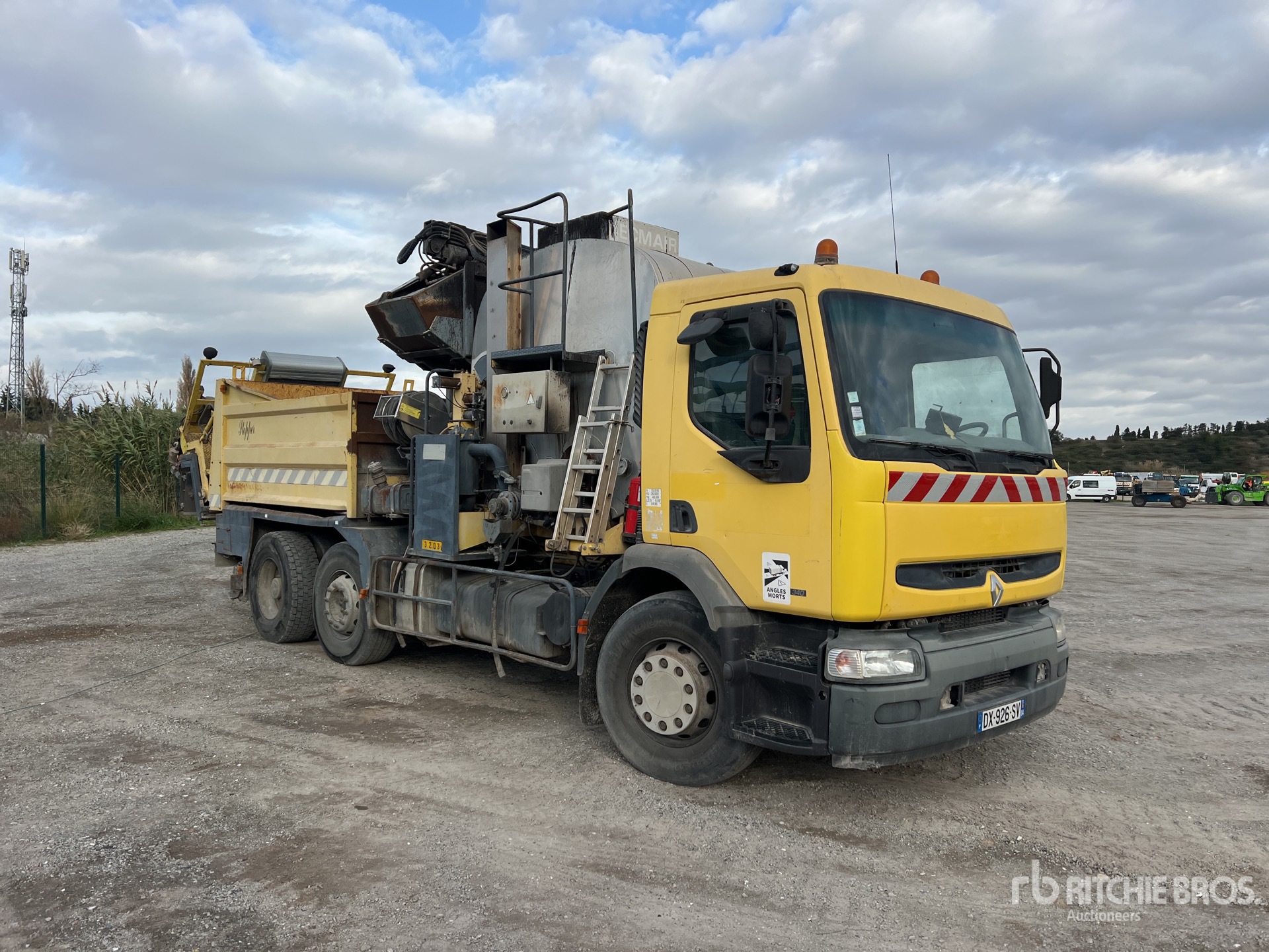 SECMAIR 4500 L on 2001 Renault Premium 6x2 Repandeuse A Bitume Asphaltverteiler-Lkw | Ritchie ...