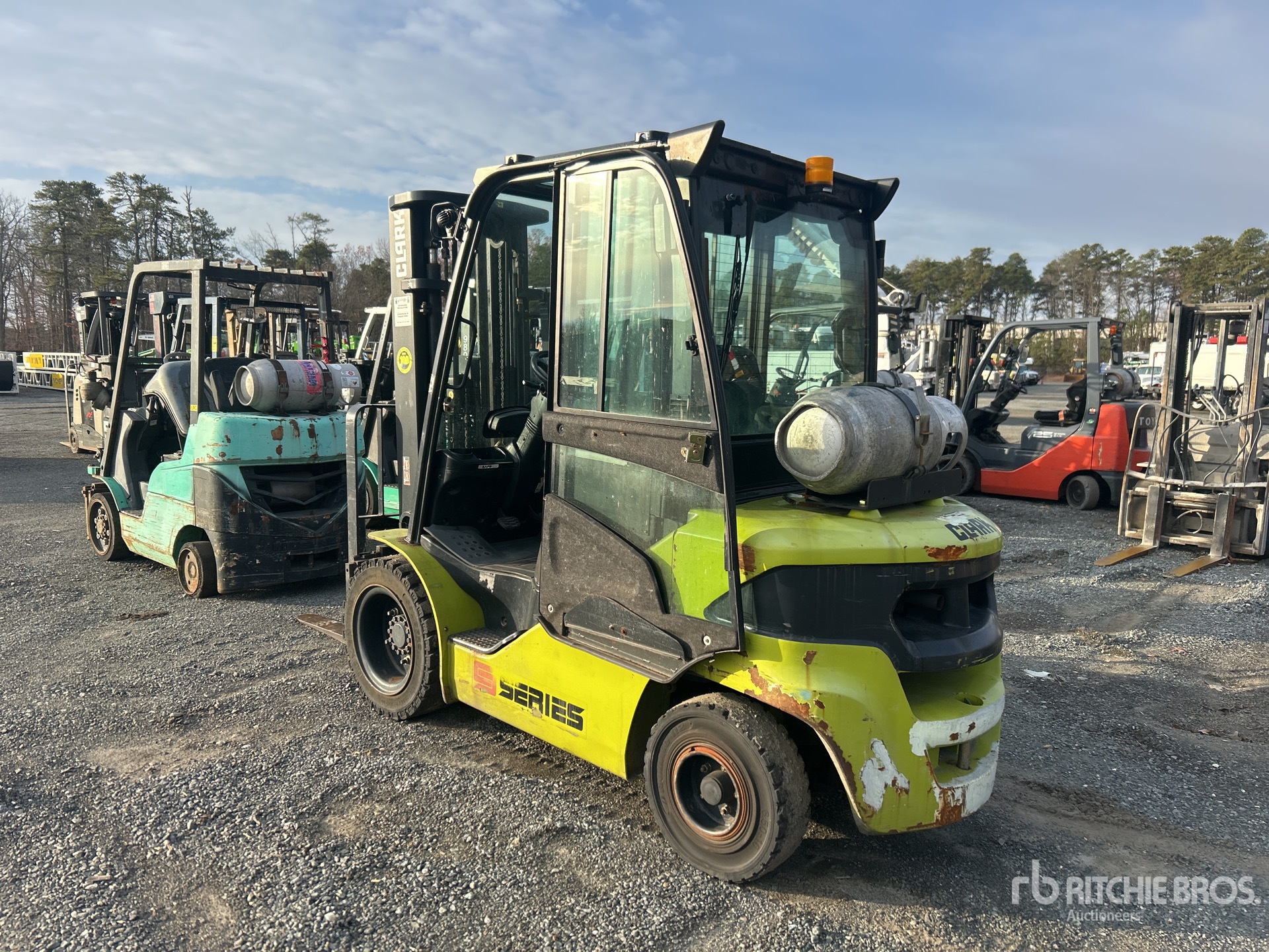 2020 Clark S30L 5600 lb Chariot élévateur à bandage pneumatique ...