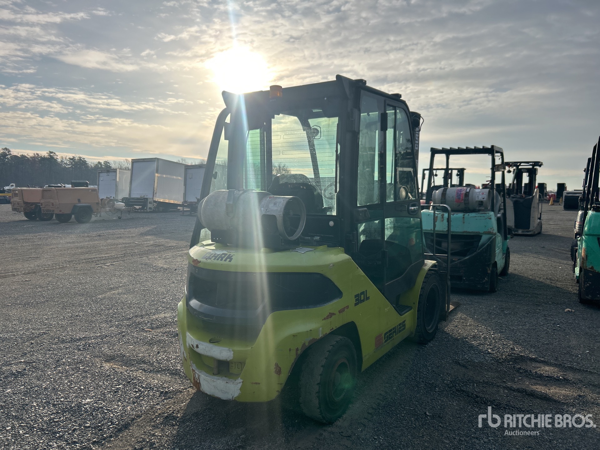 2020 Clark S30L 5600 lb Chariot élévateur à bandage pneumatique ...