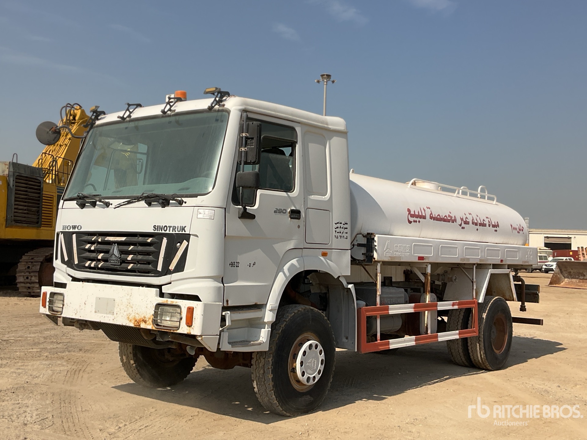 2017 CNHTC Sinotruck Howo ZZ1167M4611 8000 L 4x4 Camion cisterna de ...