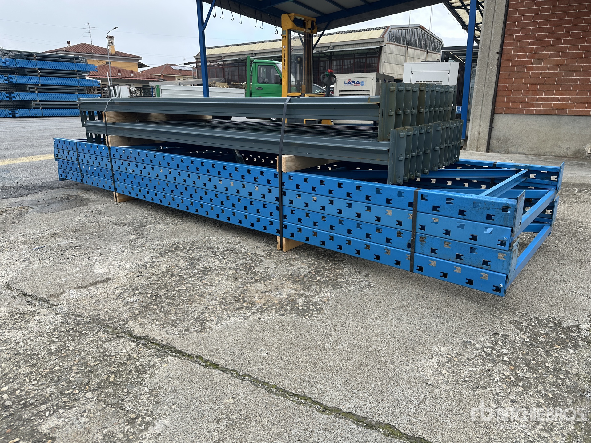 Grey Blue Pallet Carrier Scaffolding | Ritchie Bros. Auctioneers